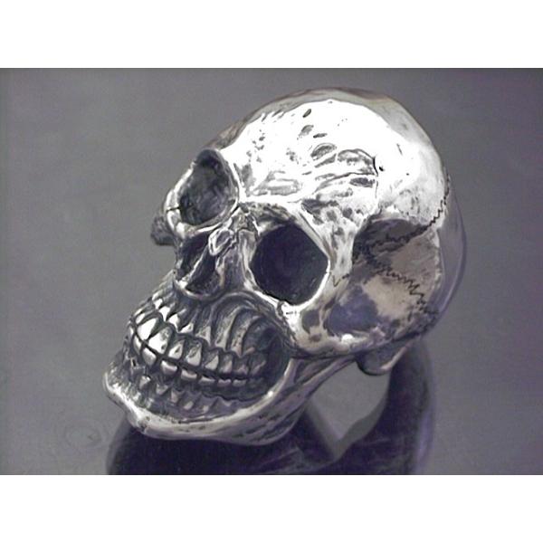 リアルなスカルを追求し、製作されたスカルリング９。重さ、大きさどれを取っても、超ヘビー級です。LOVECRAFTのスカルアイテム代表格です。素材：sterling silver 925縦幅：約41ｍｍ横幅：約26mm重量：約59.1ｇ（20...