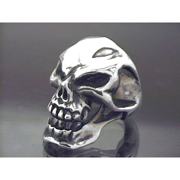 怒れる厳つい表情の、アングリースカルリング。顎付きで、大きめのリングとなっております。。素材：sterling silver 925縦幅：約37ｍｍ横幅：約23mm重量：約29ｇ※個体差がありますので若干サイズの誤差がございます、ご了承下さ...