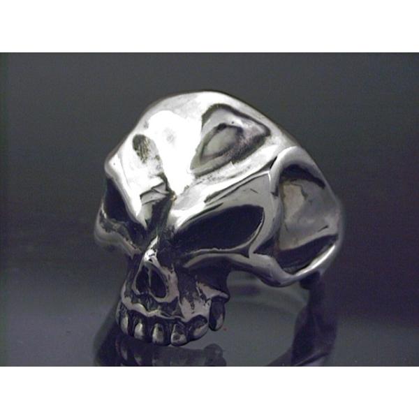 怒れる厳つい表情の、アングリースカルリング。顎が無い分、着けやすい大きさになっております。アゴ有りタイプもございます。素材：sterling silver 925縦幅：約26mm横幅：約23mm重量：約23ｇ※個体差がありますので若干サイズ...
