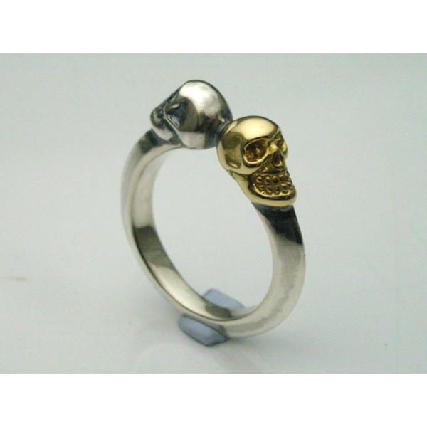 極少のスカル10が2個付いた、ツイン10スカルリング。デザインはシンプルですが、スカルの顔には歯まで細かく彫刻されております。重ね着け、シンプルなスカルが好きな方にオススメです。素材：K18イエローゴールド&amp;sterling sil...