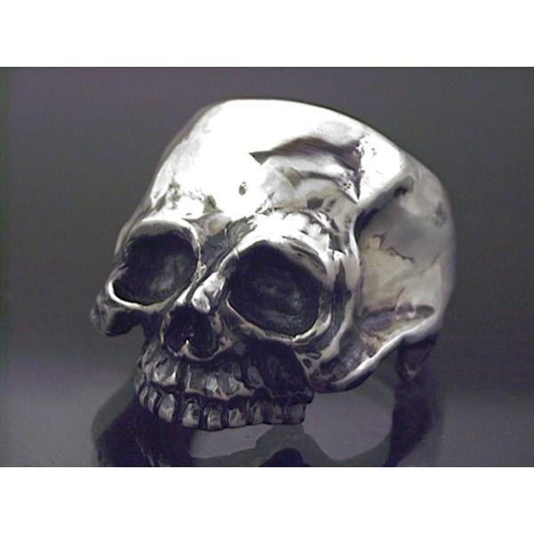 西洋の版画に見られるような、不気味な表情のデススカルリング（顎無）。死神を彷彿とさせる不気味な表情です。素材：sterling silver 925縦幅：約26ｍｍ横幅：約25mm重量：約25ｇ※個体差がありますので若干サイズの誤差がござい...