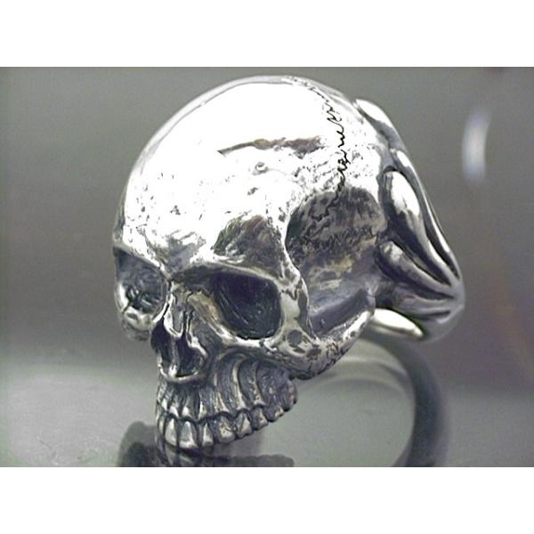 ９スカルリングの、変形ヴァージョンです。細部まで彫りこんであるスカルに対し、腕部分はスカルとの有機的融合をデザイン。重さもあり、存在感抜群です。素材：sterling silver 925縦幅：約37mm横幅：約26mm重量：約59.4ｇ（...