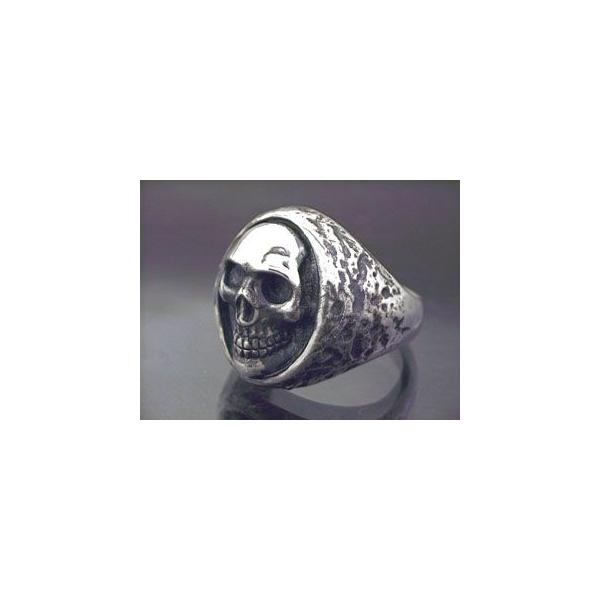 スカル8に台座をつけることにより、落ち着いたデザインとなっております。裏側にもディフォルメされたスカルが彫刻されており、非常に凝った造りです。素材：sterling silver 925縦幅：約21ｍｍ横幅：約23mm重量：約20ｇ※個体差...