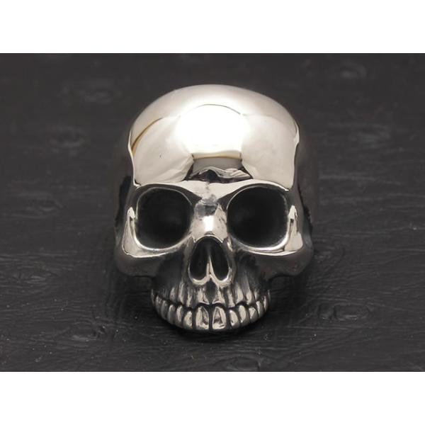 銀の質感を生かすため、あえて燻し加工をせず、ツルピカの状態で仕上げました。黒く燻す事無く、骸骨の陰影をうまく表現できるよう写実的な彫刻をほどこしております。自然の造形美ヒューマンスカルの独特の妖美さ、神秘性を感じてください。素材：sterl...