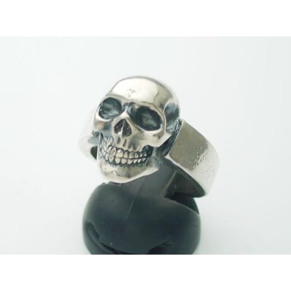 頭蓋骨の立体感を損なうことなくリングに仕上げました。後頭部に裏抜きがないのでズッシリとした重厚感！小振りなスカルですが、３Dで主張しています！素材：sterling silver 925縦幅：約18mm厚み：約10mm重量：約17.3ｇ(1...