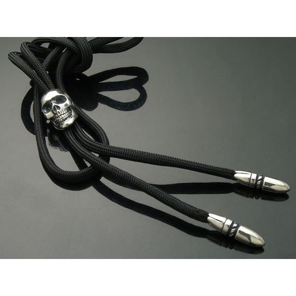 リアルに作りこんだスカル１１のパラコードループタイです。弾丸をモチーフにしたバレットが二つ付いてます。さりげなくお洒落です。素材：sterling silver 925 &amp; パラシュートコード縦幅：約18ｍｍ（スカル部分）横幅：約1...