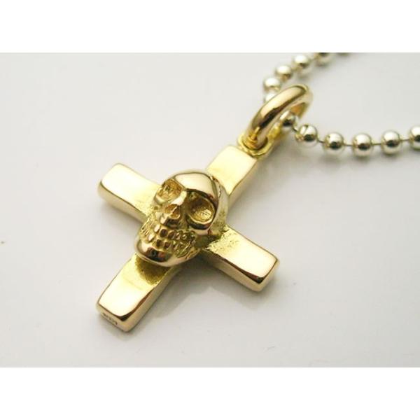お客さまからリクエストがあり制作しました。小振りですがボリュームあるフォルムです。裏面は「God Bless You」神様のご加護がありますように、と手彫りされたクロスのペンダントトップです。素材：18K イエローゴールド縦幅：約28mm横...