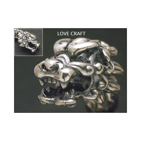 フレア模様のフックを挟み、二頭の狛犬が向き合うデザインは圧巻です。留め具にもフレアの彫刻があり、レザーをガッチリと咥えています。5mm巾の革を一本一本手で四編みしています。レザー部分は使い込むと「アメ色」に変色し、良い味が出ます。留め具の性...