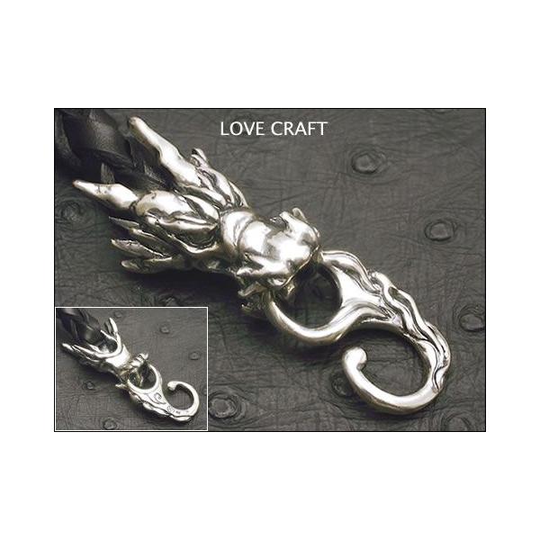 余分な彫刻を最大限に省き、シルエットにこだわった龍頭ブレスレット。フレアが刻み込まれたフックを挟み、二頭の龍が向き合うデザインは圧巻です。留め具には、６枚のフラップがレザーをガッチリと咥えています。5mm巾の革を一本一本手で四編みしています...