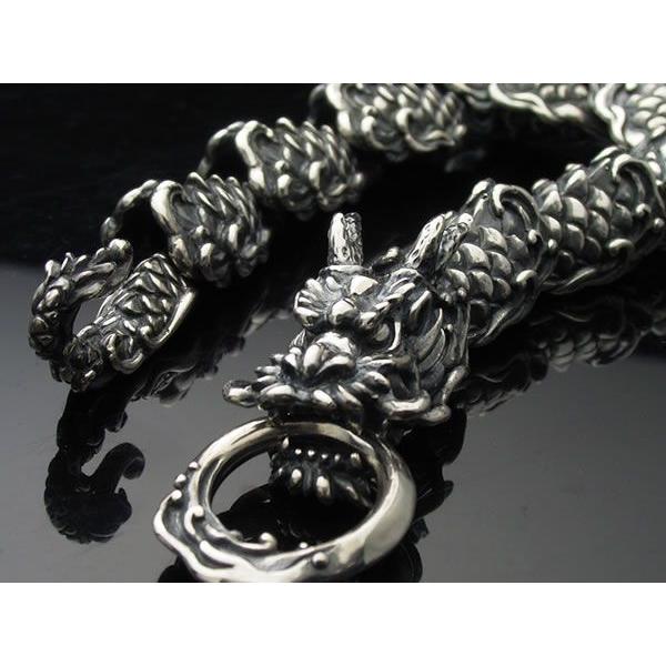 絶えず変化し流れる水の様に、物事に惑わされず進み続ける心を持ちたいと思い、龍をモチーフに水の流れを表現し製作したシリーズのブレスレット。鱗、髭等、細部にいたるまでこだわって彫刻しました。丸カン、龍の体部分には水しぶきを上げる波を彫り込む等、...