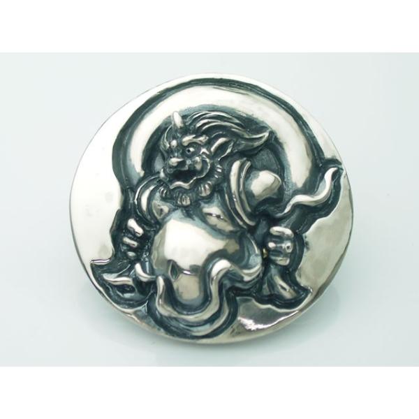 ウォレットやバッグ等の、皮製品との相性バッチリです！写真３、４のように最大に締めても約1mmのスキマがあります。メスネジは本体より約3mm突き出ています。素材：sterling silver 925直径：31mm厚み：8.5mm（銀のみ）全...