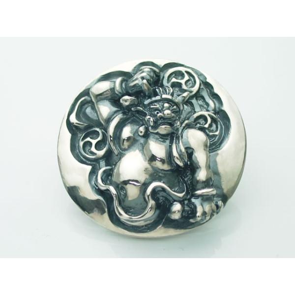 ウォレットやバッグ等の、皮製品との相性バッチリです！写真３、４のように最大に締めても約1mmのスキマがあります。メスネジは本体より約3mm突き出ています。素材：sterling silver 925直径：31mm厚み：9.5mm（銀のみ）全...