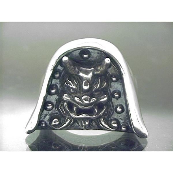 平安時代より、魔除けと建物の安穏を祈り造られた鬼瓦がモチーフ。小振りで付けやすさと迫力を兼ね備えたリングです。素材：sterling silver 925縦幅：約19ｍｍ横幅：約25mm重量：約17ｇ※個体差がありますので若干サイズの誤差が...