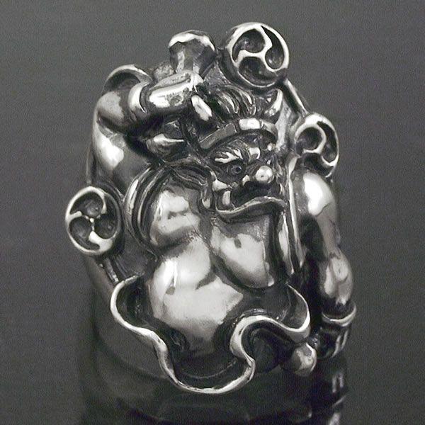 日本古来より伝わる雷神がモチーフのリング。雷神独特の容姿を立体的にリングの中に納めました。素材：sterling silver 925雷神縦幅：約30mm雷神横幅：約23mmリング最大厚み：約8mm重量：約24ｇ（25号サイズ）※個体差があ...