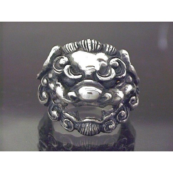 唐獅子とは、ライオンを基に東アジアで形象化された想像上の動物です。古くから屏風絵などに盛んに用いられ、力の象徴として戦国武将たちに愛されました。巻き毛に覆われた独特で幻想的な形状を、銀という素材を使って細部までこだわり表現しております。適度...