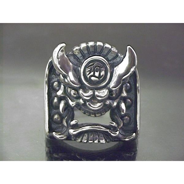 平安時代より、魔除けと建物の安穏を祈り造られた鬼瓦がモチーフ。大振りのリングで、重量もありますので迫力があります 。素材：sterling silver 925縦幅：約24ｍｍ横幅：約23mm重量：約28ｇ※個体差がありますので若干サイズの...