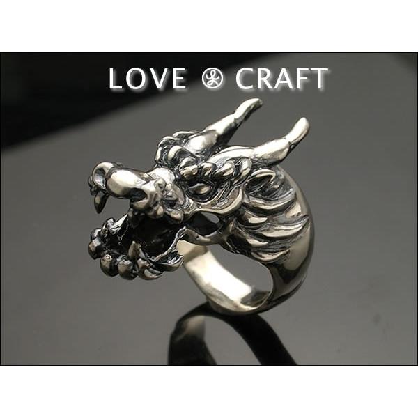 雲間からあるいは、嵐の中から出現する龍をデザインした龍姿リング。龍の顔と体を、意識的に彫り込みを無くしたシンプルな造型になっております。その分龍のシルエットが綺麗に出ているリングです。素材：sterling silver 925縦幅：約29...