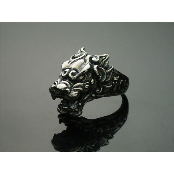 神社を守護する、石つくりの狛犬がモチーフのリング。腕の部分には石の台座をイメージして、篆書体で左右それぞれに「狛」「犬」と彫りこんであります。適度な大きさもあり、指になじみます。素材：sterling silver 925縦幅：約23mm横...