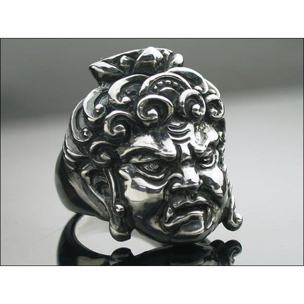 怒りの形相が凄まじい、不動明王リング。不動明王は魔を打ち払うため猛々しく恐ろしい姿をされ、すべての障害を打ち砕き救済される仏様です。そのため「勝負必勝」「立身出世」のご利益があるとされています。適度な大きさもあり、インパクト大です。素材：s...