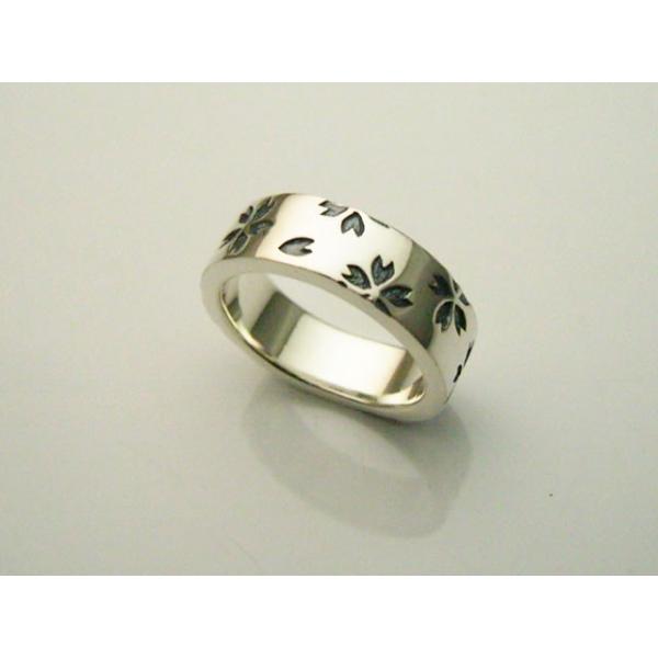 桜吹雪をモチーフに製作した女性用（レディース）リングです。写真5のメンズは「SAKURA-桜-リング（イブシ加工）」です。素材：sterling silver 925厚み：約2mm横幅：約6mm重量：約7g※個体差がありますので若干サイズの...