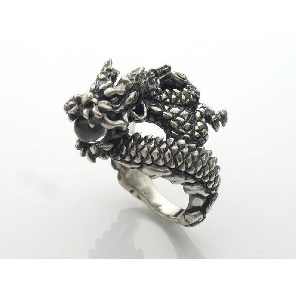 天空で、宝玉を守る龍のリング。細工の細かさもさることながら、躍動感を感じる造形が特徴です。ウロコや背びれ等一枚一枚丁寧に彫り込み、リング左右には雲塊が彫られています。龍の特徴である角、髭などはしっかりと造形しつつ、着け安い工夫がされたデザイ...