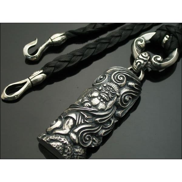 丸太に彫られた不動明王をモチーフにして制作しました。炎の中、岩の上で構える不動明王を彫刻した不動明王ペンダントトップ。上部には炎を巴紋のように配置した丸カンを付けました。本体と丸カンの間のパーツに不動明王を表す梵字「カーン」を彫刻しています...