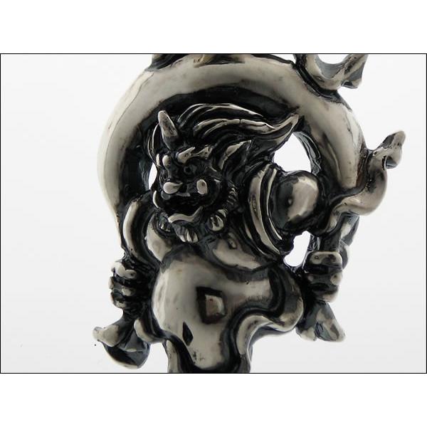 日本古来より伝わる風神がモチーフのペンダントトップ。風神独特の容姿を立体的にデザイン！素材：sterling silver 925縦幅：44mm横幅：26mm重量：14.7ｇ※個体差がありますので若干サイズの誤差がございます、ご了承下さい。...