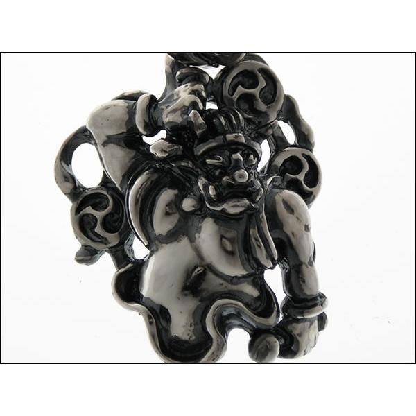 日本古来より伝わる雷神がモチーフのペンダントトップ。雷神独特の容姿を立体的にデザイン！素材：sterling silver 925縦幅：43mm横幅：25mm重量：16ｇ※個体差がありますので若干サイズの誤差がございます、ご了承下さい。納品...