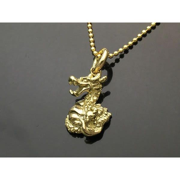 小さいながらも、鱗や牙、角、爪など細部のディテールにまでこだわって彫り込みました。胴体を珠のように丸め、金の玉をつかんだ玉龍デザインです。素材：１８Ｋゴールド　「１８金製」縦幅：約27mm (バチカン含む)横幅：約13mm厚み：約8mm外径...