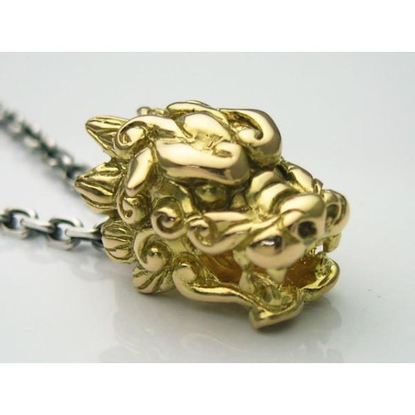 神社を守護する、石造りの狛犬がモチーフ。細かい彫り込みはせず、表情に迫力を持たせるデザインになっております。コロリとまとまった仕上がりになってますので、着け心地も抜群です。素材：K18 （１８金イエローゴールド）縦幅：26mm横幅：17mm...