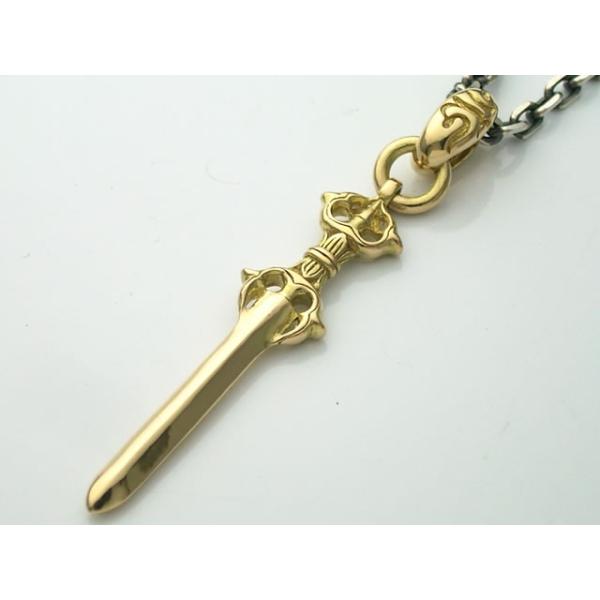 不動明王が持つ「降魔（ごうま）の三鈷剣（さんこけん）」をペンダントトップにしました。この剣には魔を打ち払い、人の煩悩を断ち切る力があるとされています。バチカンには不動明王を現す梵字「カーン」が彫られており、柄（つか）の握り手部分は蓮の花弁を...