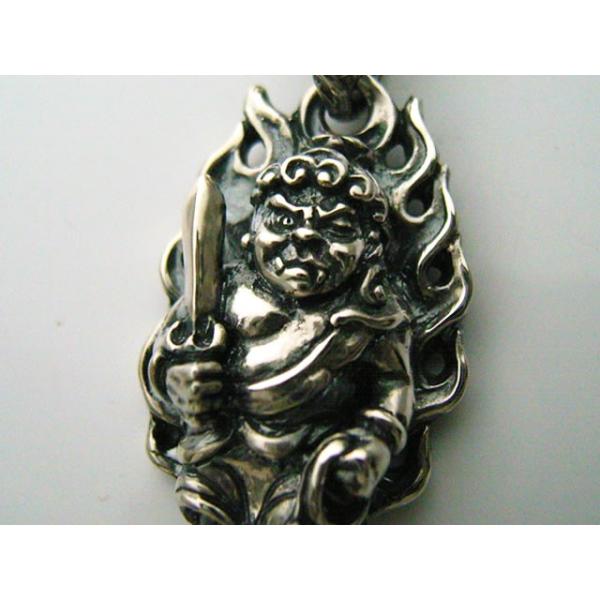 怒りの形相が凄まじい、不動明王ペンダントトップ。不動明王は魔を打ち払うため猛々しく恐ろしい姿をされ、すべての障害を打ち砕き救済される仏様です。そのため「勝負必勝」「立身出世」のご利益があるとされています。 適度な大きさもあり、インパクト大で...