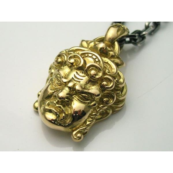 怒りの形相が凄まじい、不動明王ペンダントトップ。不動明王は魔を打ち払うため猛々しく恐ろしい姿をされ、すべての障害を打ち砕き救済される仏様です。そのため「勝負必勝」「立身出世」のご利益があるとされています。 適度な大きさもあり、インパクト大で...