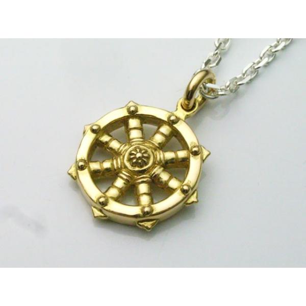 仏教のシンボルの一つ、法輪（ほうりん）は、仏さまの教えを意味しています。釈迦の説いた法が人間の迷いや悪を打ち破り，駆逐するさまを，転輪聖王（全インドを統一するとされる伝説上の王）の宝輪にたとえ，舵輪(だりん)状のしるしで表現したものです。仏...