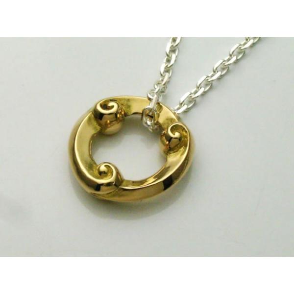 不動明王が背負う迦楼羅炎をデザインした、巻炎ペンダントトップ。皮ひもを括るか、リングを通すようにチェーンを着けていただきます。皮ひもの場合は少しハードな感じに、チェーンの場合は綺麗な感じで着けていただけます。素材：K18 yellow go...