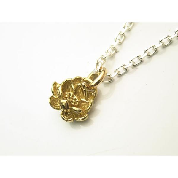 蓮の花は「蓮は泥より出でて泥に染まらず」と称されるように、泥の中から穢れの無い美しい花を咲かせます。このため、蓮は俗世に染まらず悟りを開いた仏を象徴する聖なる花とされます。あなたの心に悟りの花を咲かせてみてはいかがでしょうか？素材：K18 ...