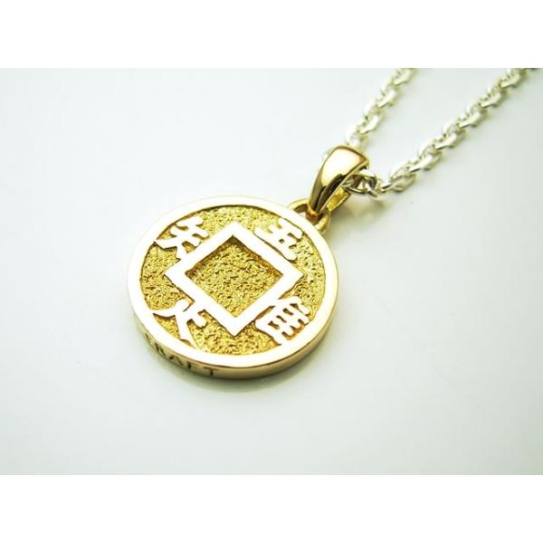 京都は竜安寺にある知足の蹲踞（つくばい）がモチーフです。蹲踞とは茶室に入る前に手や口を清める手水をためる石のことで、真中の四角の部分に水がたまります。真中の口が上下左右と共有しており、時計回りに吾、唯、足、知の漢字が記されております。知足と...