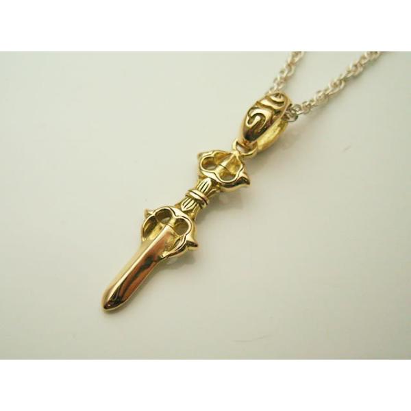 不動明王が持つ「降魔（ごうま）の三鈷剣（さんこけん）」をペンダントトップにしました。この剣には魔を打ち払い、人の煩悩を断ち切る力があるとされています。バチカンには不動明王を現す梵字「カーン」が彫られており、柄（つか）の握り手部分は蓮の花弁を...