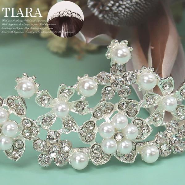 ティアラ 王冠 カチューシャ ブライダル 結婚式◆商品詳細◆サイズ 約横幅約22cm/中央高さ約4.2cm/重量約46.4グラム◆生産地：中国◆素材：合金/PU◆カラー：シルバー◆パール、ラインストーン装飾◆付属品にピン留め付き◆華やかで大...
