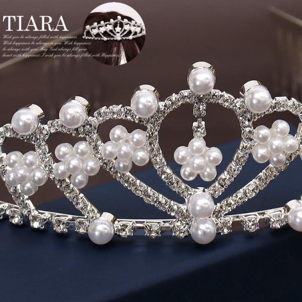 ティアラ 王冠 カチューシャ ブライダル 結婚式◆商品詳細◆サイズ 約横幅約11.5cm/中央高さ約4cm/重量約37.7グラム◆生産地：中国◆素材：合金/PU◆カラー：シルバー◆パール、ラインストーン装飾◆華やかで真ん中のお花パールがゆら...