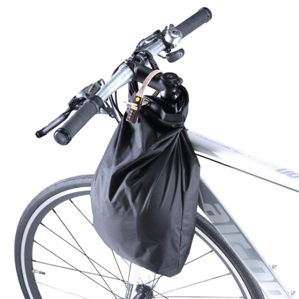 特徴HC-101BKより容量アップ！ツバ付ヘルメットに対応！ヘルメットの持ち運びから開放 ヘルメットカバーは自転車のハンドルポストやサドルポストに取り付けてヘルメットを保管できるので、ヘルメットの持ち運びから開放されます。ツバ付きヘルメット...