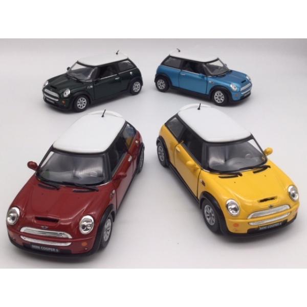 キンスマート社製　ライセンス品。1/28のスケール　ミニクーパーSプルバック機能付きでチョロＱみたいに走らせることが出来ます。1台あたりのサイズは全長約12.5センチ、高さ約5センチ、幅約5.5センチ。内装はグレー。左ハンドル。両サイドドア...