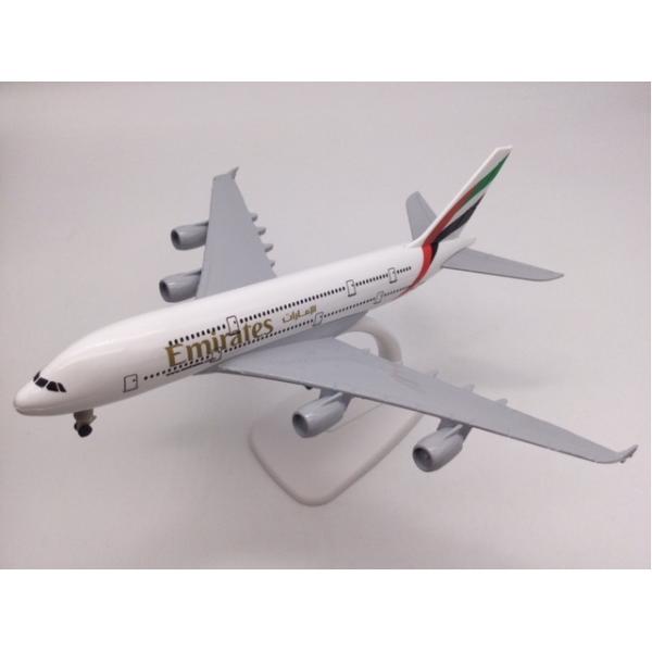 エアバスA380（エミレーツ航空）の20cmモデルです。世界最大の総2階建てジェット旅客機A380を、精密な造形で再現しています。エミレーツ航空らしい白×金のロゴとUAEカラーの尾翼が映える人気モデルです。