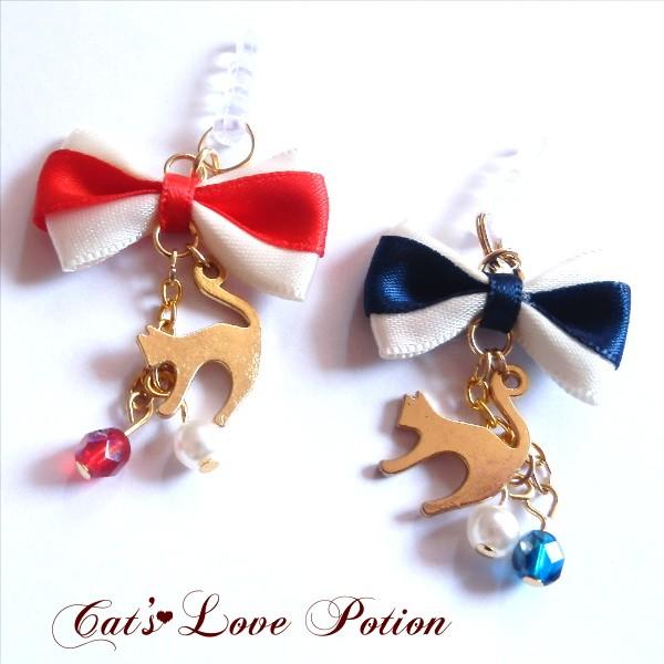 サイズ：猫チャーム：約20×13×1mmりぼん：約30×20mmチェコFP：5mmチェコパール：5mm材質：合金 ボーダーちっくなりぼんとチェコとパールと猫のイヤホンジャックです♪猫のチャームとゆらゆら揺れるチェコビーズの組み合わせがとって...