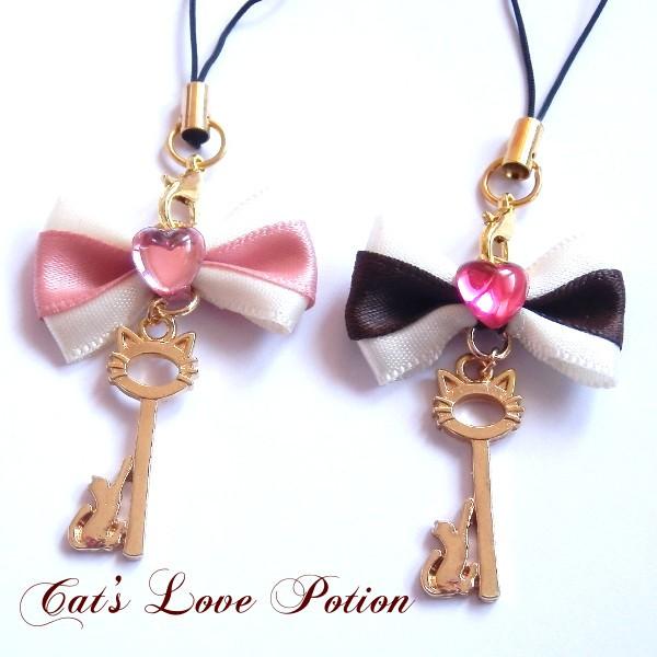 サイズ：猫鍵チャーム：約25×10mmりぼん：約30×20mmアクリルハート：約6mm材質：合金 アクリルハートリボンとねこ鍵のイヤホンジャックです♪美味しそうなカラーのリボンにはぷっくりハート。その下には猫型のカギのチャームがかわいらしく...