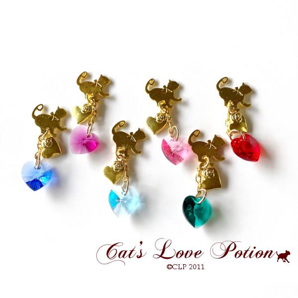 サイズ：猫チャーム：約15×20mmスワロフスキー：14.4×14mmハートモチーフ：約10×9mm スワロフスキー：14.4×14mm全長：約48mm材質：スワロフスキーニッケルメッキ スワロフスキーの猫ストラップです♪猫のチャームとスワ...