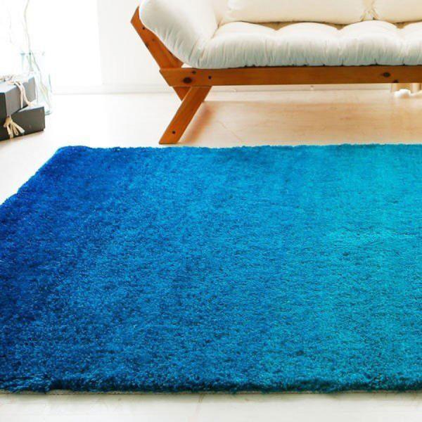 ふわふわでボリューム満点のグラデーションラグが登場！敷くだけで一味違うモダンな空間に変身。【サイズ】約130x190cm【素材】ポリエステル100％【カラー】ブラウン、ブルー、グレー【重量】約4.3kg【梱包サイズ】幅67x奥行45x高さ2...