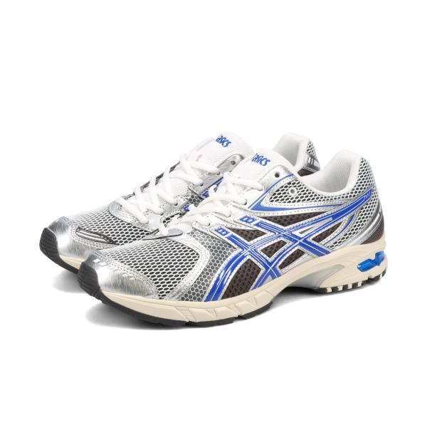 GEL-DS シリーズは1995年にスタートし、走行距離の多いロードランナー向けとしてデザインされました。オリジナルモデルの特徴は、アウトソールのデュオソール（DSの名前の由来）とデュアル密度のミッドソールのデュオマックスです。2009年に...