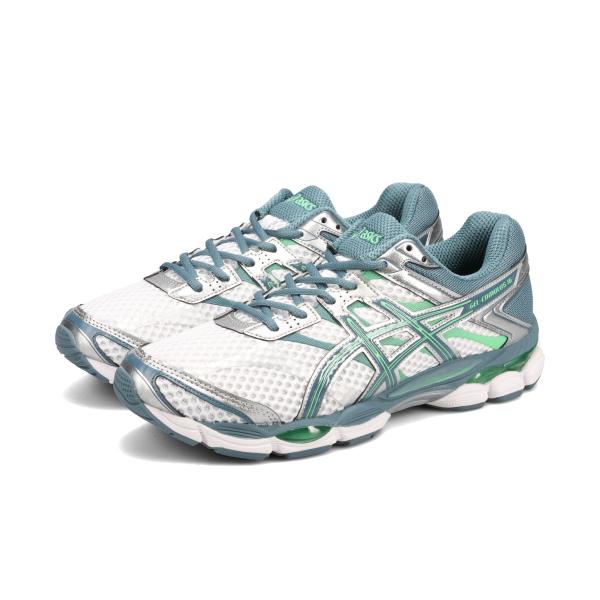 2014年に発売されたGEL-CUMULUS 16は、長距離を走る際のソフトなクッショニングが特徴。そのアッパー構造は、マットなシンセティックレザーのオーバーレイ、縫い目のないパネリング、オープンメッシュのアンダーレイの組み合わせが特徴。こ...
