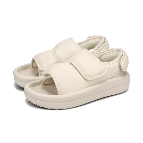 足を包み込むような形状のアウトソールが特徴的な「パオ」のアレンジモデル。パフ感のあるベルトをアッパーに採用し、互い違いに配置することで包み込まれるような履き心地を実現。甲だけでなく踵も面ファスナー仕様のベルトを採用することで着脱しやすく、フ...